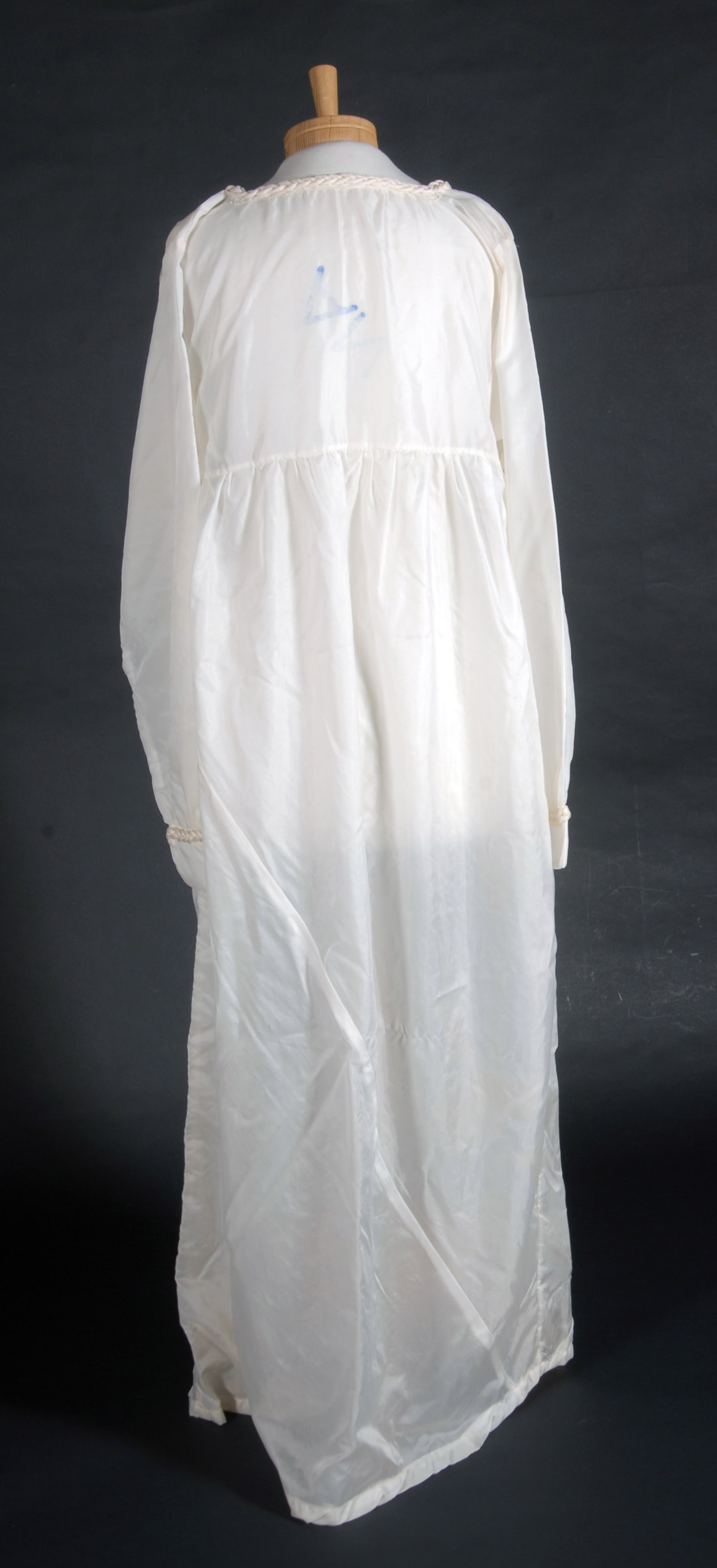 Military silk and resourceful fashion during World War Two - Air Force ...