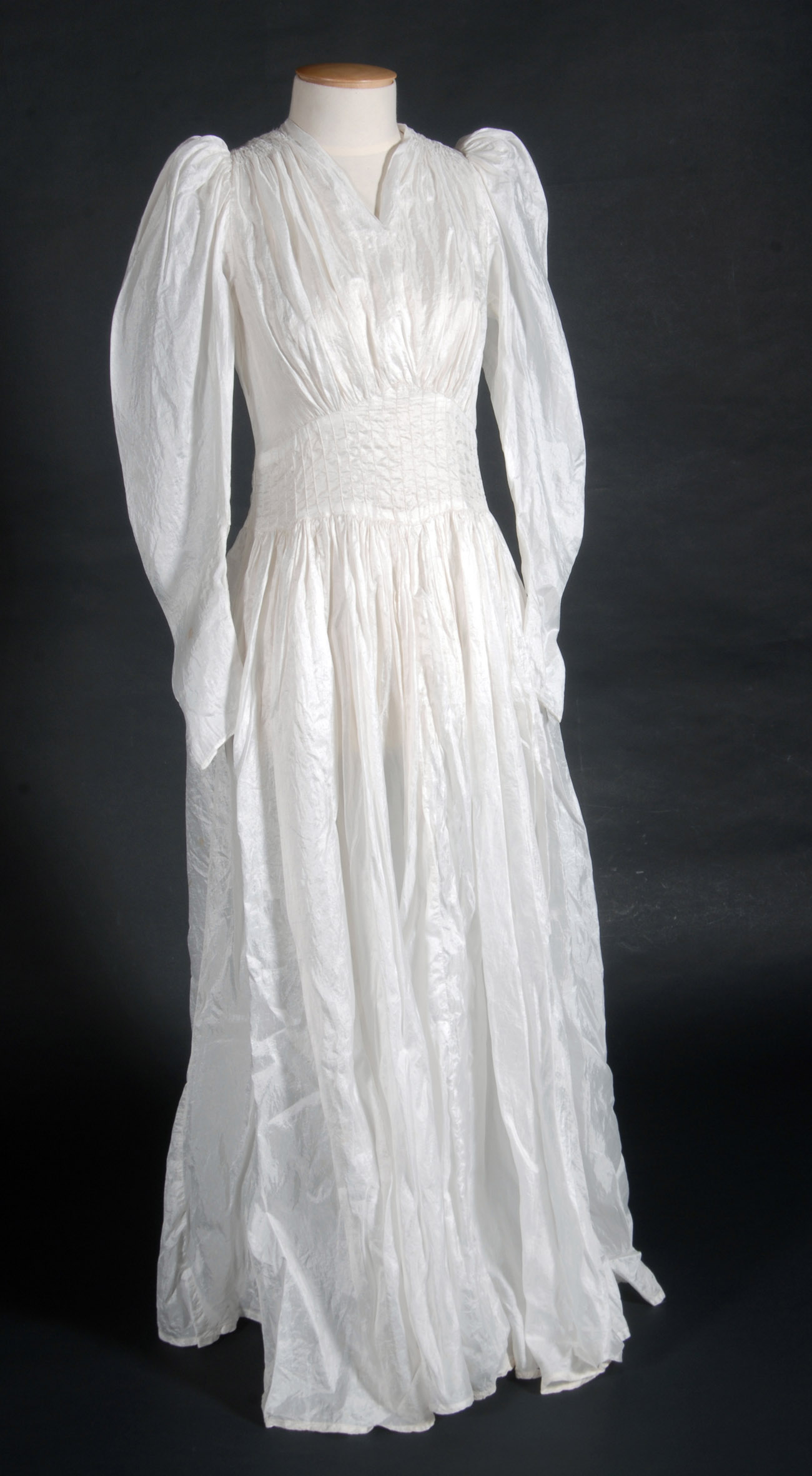 Military silk and resourceful fashion during World War Two - Air Force ...