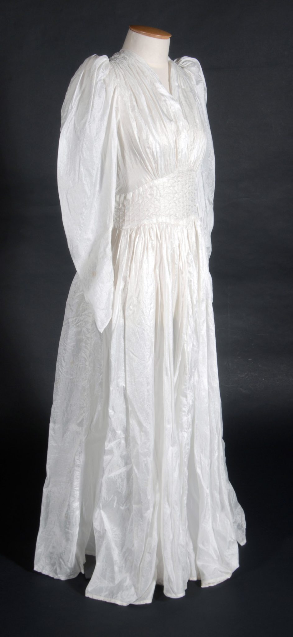 Military silk and resourceful fashion during World War Two - Air Force ...