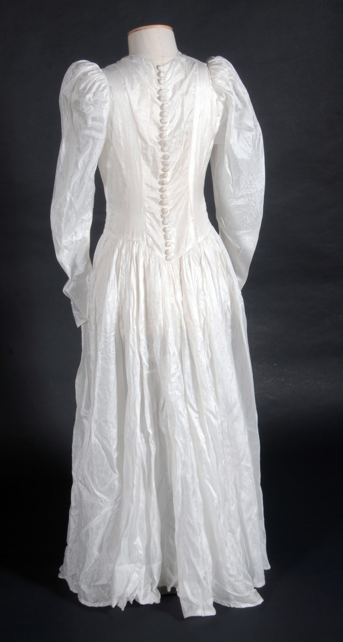 Military silk and resourceful fashion during World War Two - Air Force ...